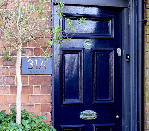 The Penthouse At 31a, Romantic, With A Garden In Birmingham - Birmingham