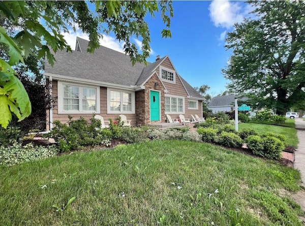 Newly Remodeled 5 Bedroom Home - 1 Minute Walk To Lake Huron Beach! - Oscoda, MI