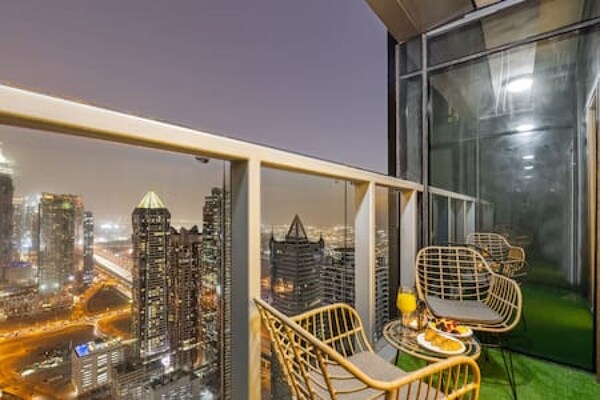 Dive Into Luxury With Infinity Pool & Burj Khalifa - Dubai