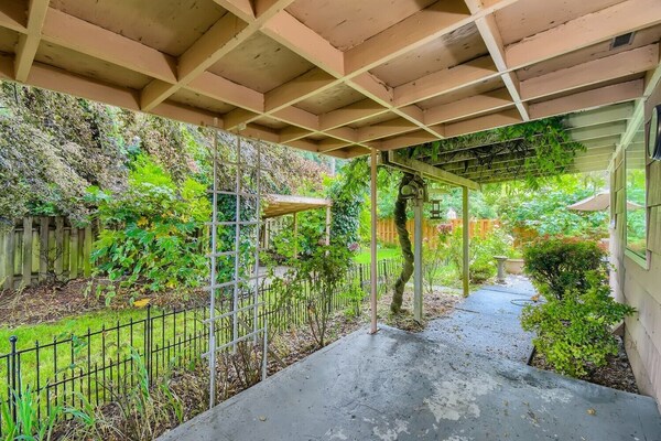 Oregon Jade Lodging- 4-bedroom House In Enchanting Portland - Gresham, OR