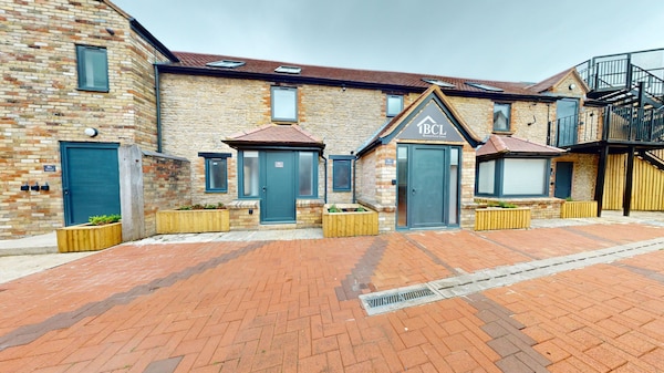 Bicester Court Lodge The Jubilee Room | Bicester Holiday Let | 1 Bed & Sleeps 2 - Bicester