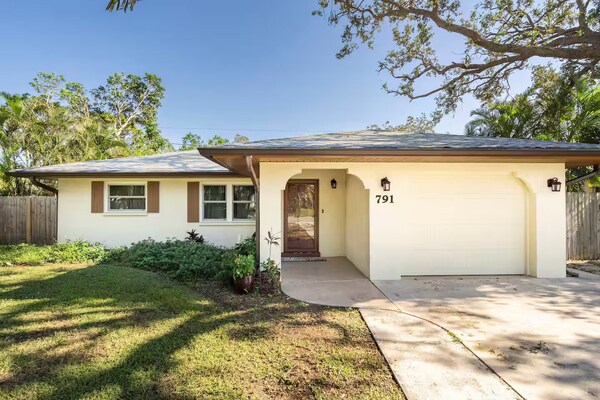 Charming 2-bedroom House With Private Pool Near Historic Downtown Venice - Venice Beach, FL