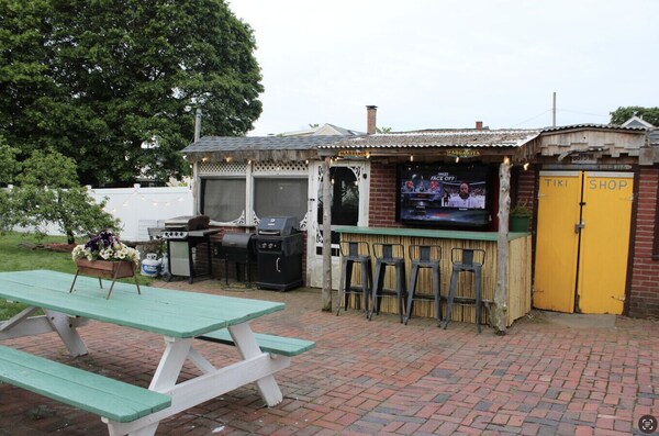 Witch City Retreat W/ Tiki Bar - Middleton, MA