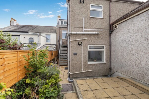Spacious 2 Bedroom Apartment In Saltash - Altrincham