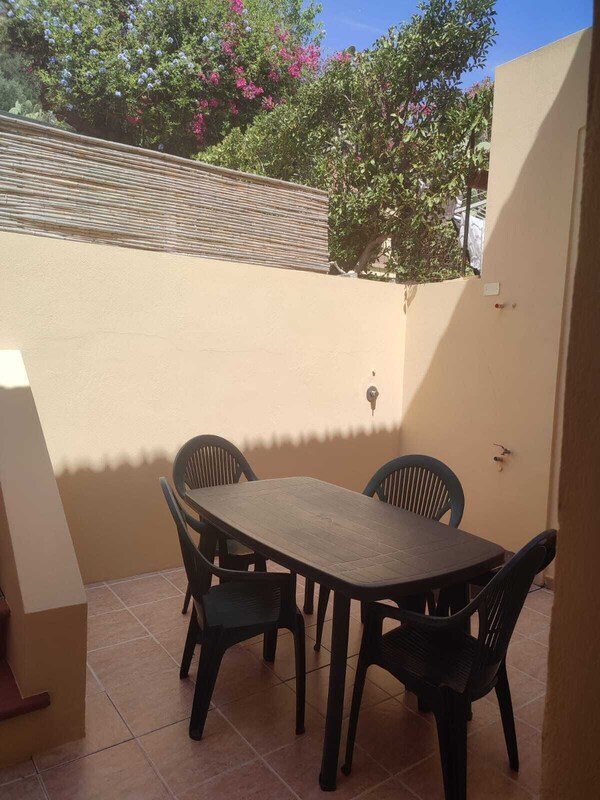 Detached Apartment Just Minutes From The Beach With Private Parking - Solanas