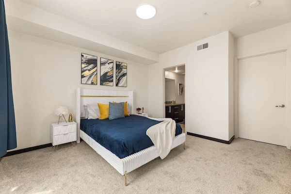 Trendy 2bd Haven In Hollywood! Free Parking &Pool - Santa Monica, CA