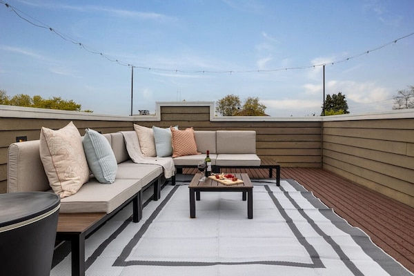 Hilltop Hilltop Hideaway | Luxe Queen Anne Retreat + Views - Bothell, WA