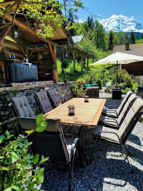 Chalet Sonnenhof - With Fireplace, Hot Tub & Mountain Views - Grindelwald