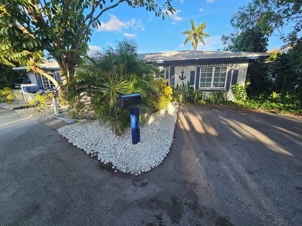 Dockside Nautical Cottage, Intracoastal North Delray - Boynton Beach, FL