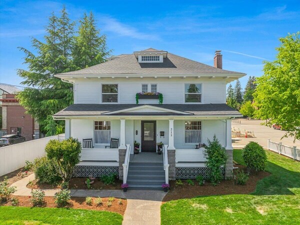 Beautiful 4 Bedroom! Hot Tub, Fabulous Downtown Newberg Location! - Sherwood, OR