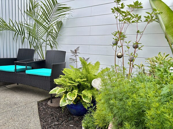 Charming 1 Bdrm Garden Suite With Laundry Just 5 Km From Ferries And Hospital! - Nanaimo