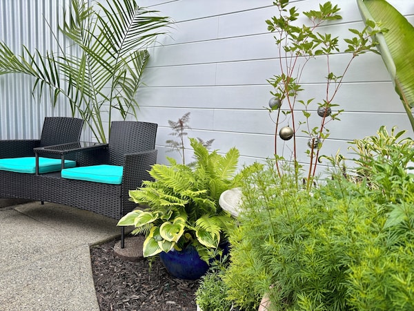 Charming 1 Bdrm Garden Suite With Laundry Just 5 Km From Ferries And Hospital! - Nanaimo
