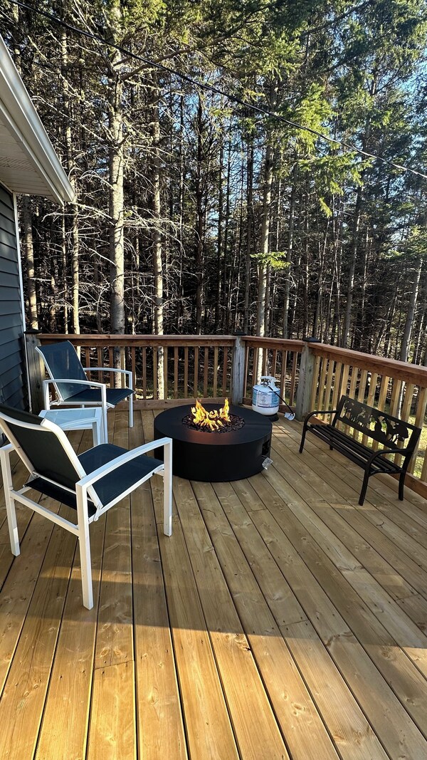Summer Twilight Cottage | Peaceful 2br Retreat With Office, Deck & Firepit - Cavendish
