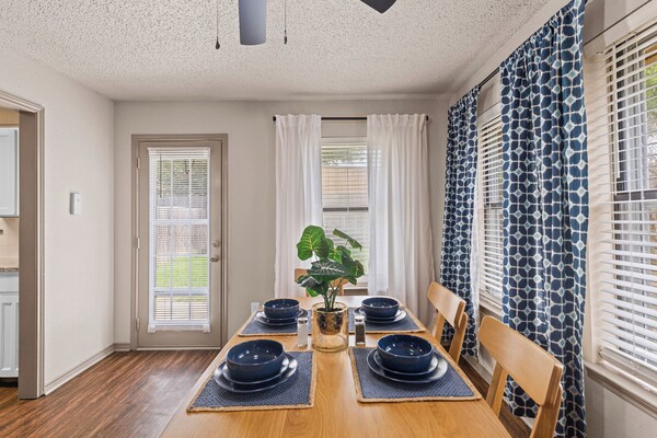 The Curated Canvaspetsokfencedyardgarage《nflx》 - Grapevine, TX