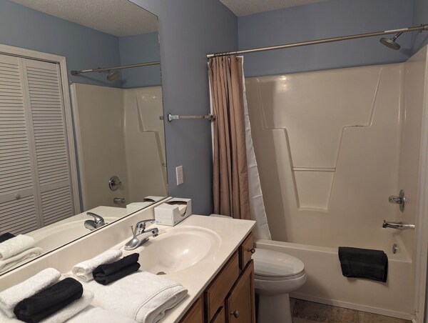 King Suite, Fast Wi-fi, Great For Long Stays, Pool, Near Gso Colleges & Coliseum - Greensboro, NC