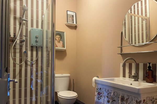 Margate Design Flat | Golden Light & Artful Finds - Westgate-on-Sea