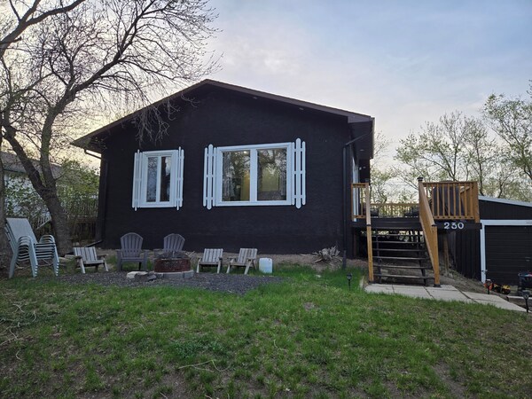 Beach Bliss. Family Home In Regina Beach That Is Pet Friendly! - Regina Beach