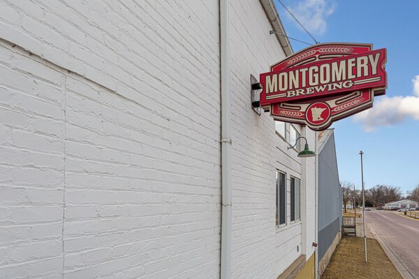 Spacious Historic Bottling Department Loft With Taproom Perks - ミネソタ州