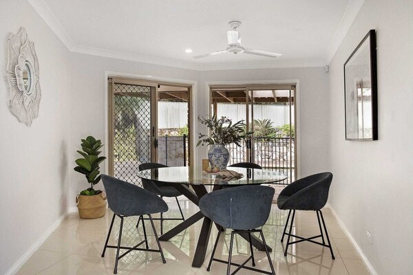 Luxury Family Escape: 5-bedroom Home With Pool, Near Brisbane's Iconic Sights! - Brisbane