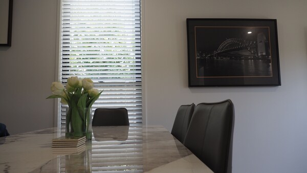 Spacious 4 Bedroom Retreat In Quiet Pocket - Gold Coast