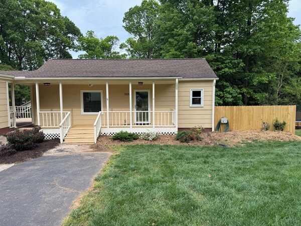 A Cozy Guest House Bungalow In Charming Charlotte. - Charlotte, NC