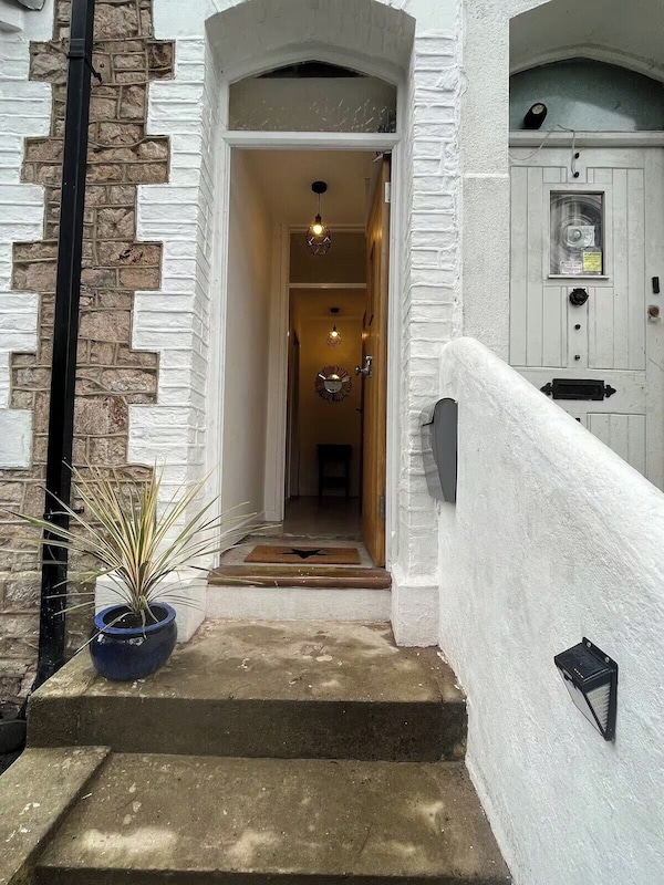 Charming 3-bed Cottage - Private Garden & Parking - Torquay