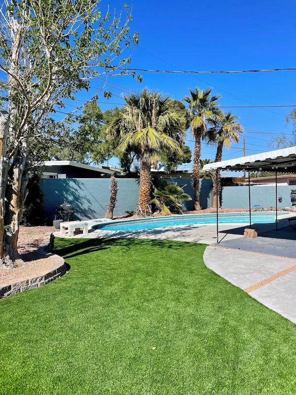 Stylish 1br/1ba With Private Entry, Parking, And Access To A Beautiful Pool. - Las Vegas, NV