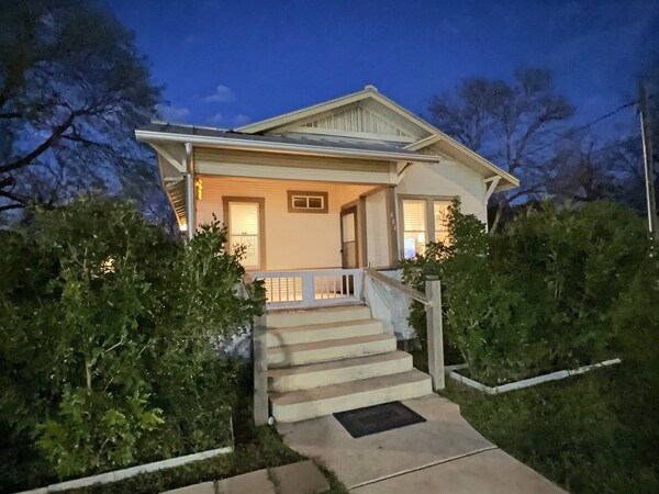Charming Cottage-style Home With A Prime Location To Downtown And Pickleball. - Seguin