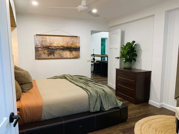 Fully Self-contained Spacious Granny Flat/ Pool House At Rear Of Owner's Home. - Logan City