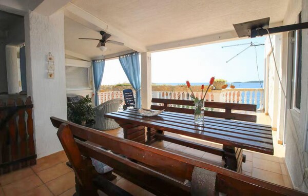 Four Bedroom Cozy Apartment In Milna - Vis