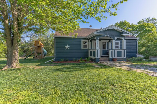 Charming 3-bedroom Lakeside Cottage - Tuttle Creek Lake, KS