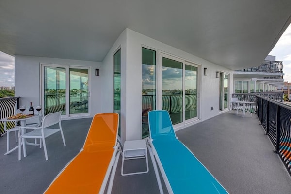 2 Stylish Resort Room With Beautiful Views, Outdoor Pool And Free Parking - Madeira Beach, FL