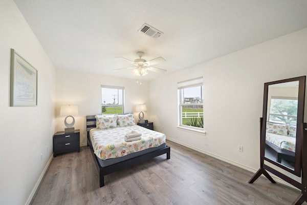 Relaxing Coastal Cottage Close To The Beach - Galveston, TX