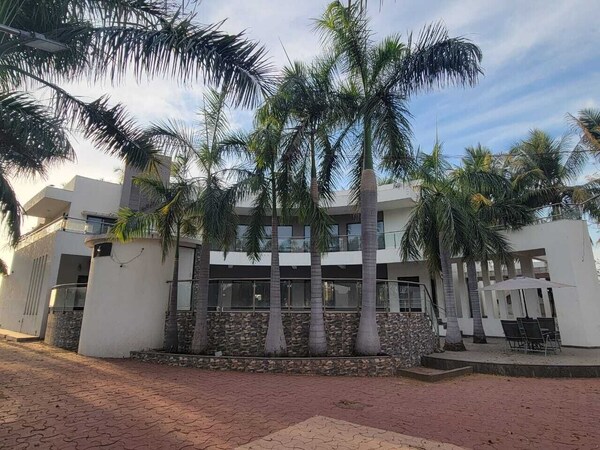 Spacious Luxury 6-bedroom Villa With Private Pool In Wonderful Nadiad - 納迪亞德