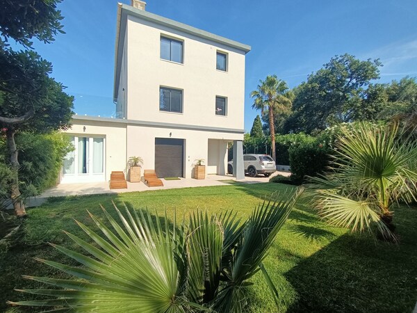 New Ad:exceptional Villa Just Steps From The Sea, Air-conditioned Rooms - Sanary-sur-Mer