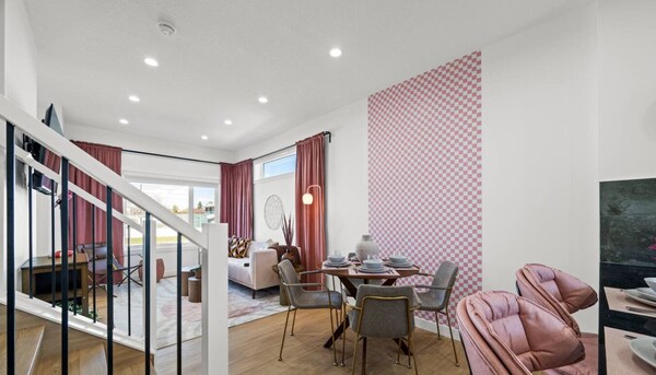 Pretty In Pink | Hot Tub | 10 Min To Wem | Kingbed - Alberta