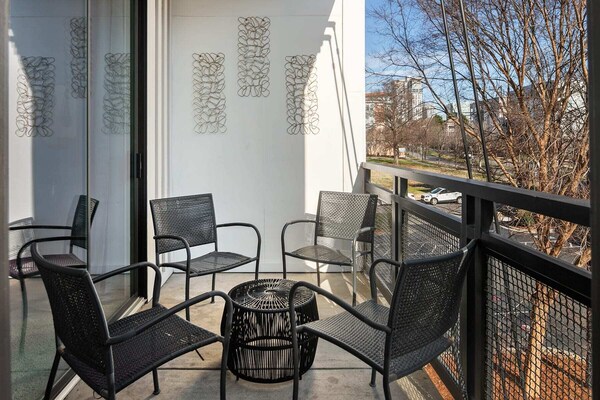Spacious 2bd W/ Private Balcony And Free Parking 3 - Charlotte, NC