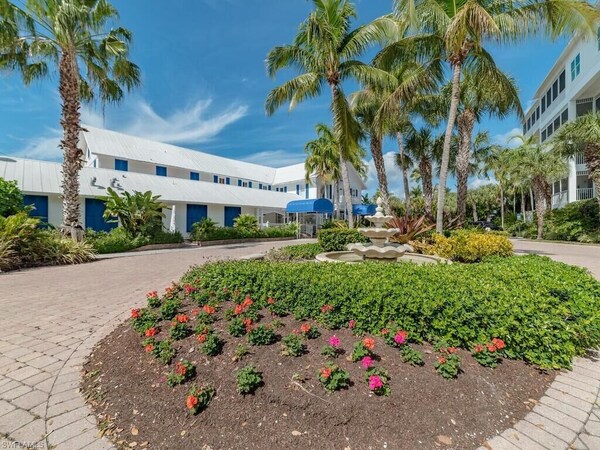 2 Night Stays Welcome! Charming 2 Bed On Marco - Marco Island, FL