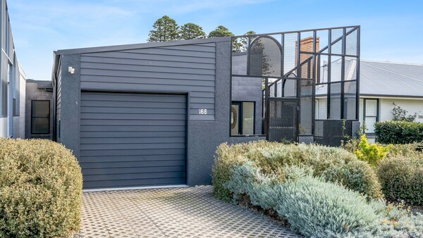 Allure - A Stunning Townhouse Situated In The Heart Of This Picturesque Coastal Town Of Port Fairy - Port Fairy