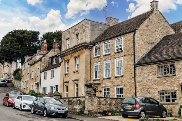 New Luxury Historic Apartment, Private Garden, Parking, Dog-friendly, In Tetbury - Tetbury