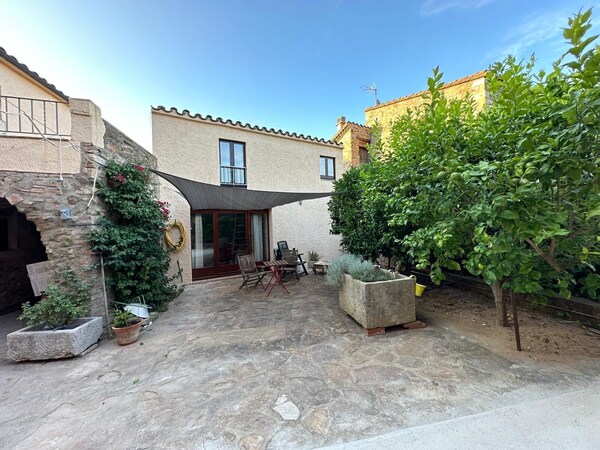 Charming House With Swimming Pool In The Heart Of A Village 15 Minutes From Girona. - Girona