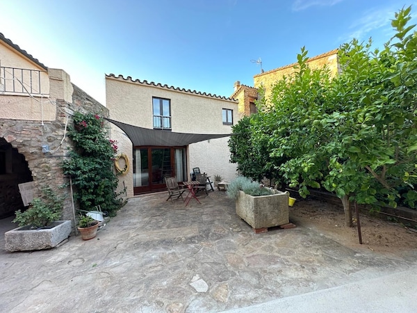 Charming House With Swimming Pool In The Heart Of A Village 15 Minutes From Girona. - Girona