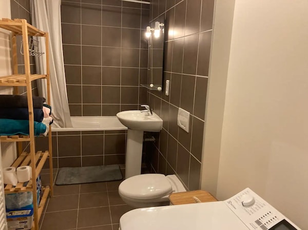 À 500 Mètres Du Parc Des Expositions, Grand Appartement Avec Cuisine éQuipée - Besançon