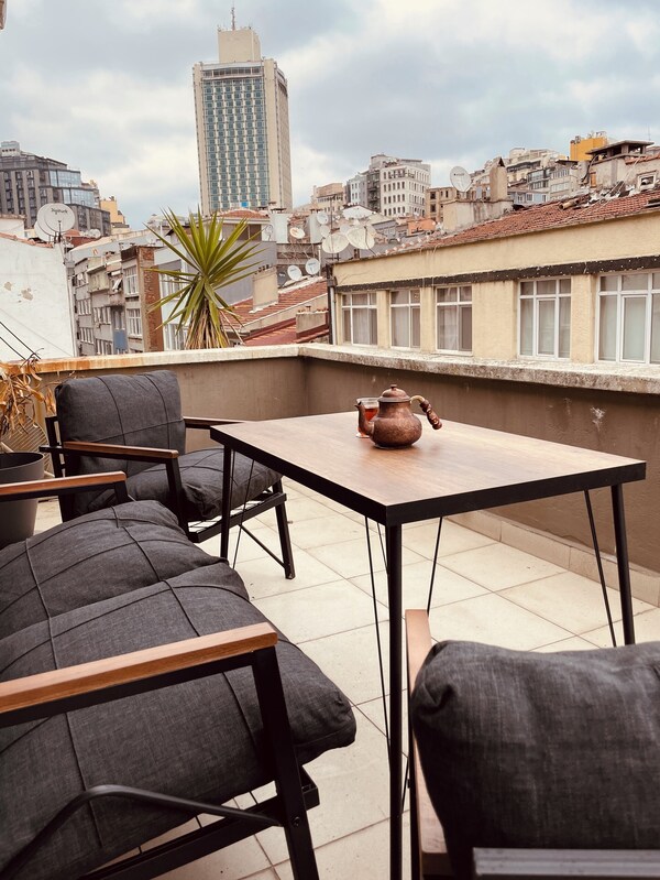 Charming Terrace Apartment In Historic Istanbul With Dreamy Bosphorus Views. - Balat