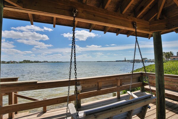 Bayfront Townhome: 3br, Balcony, Pool Access, Private Elevator - By Skyrun Anna - Bradenton Beach, FL