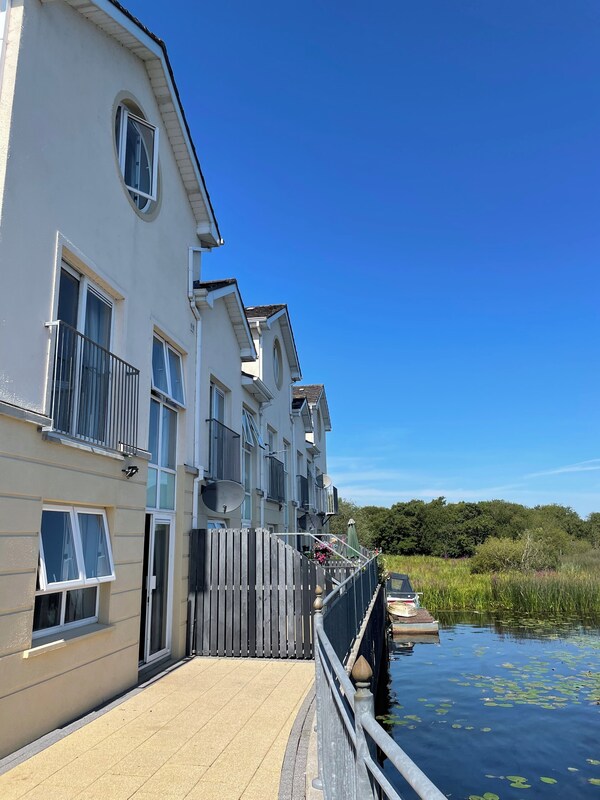 Scenic 3-bedroom Waterfront House With River Views In  Carrick-on-shannon - Irland