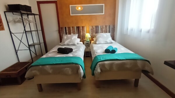 Guest Rooms Upstairs.  Breakfast Included. - 盧昂