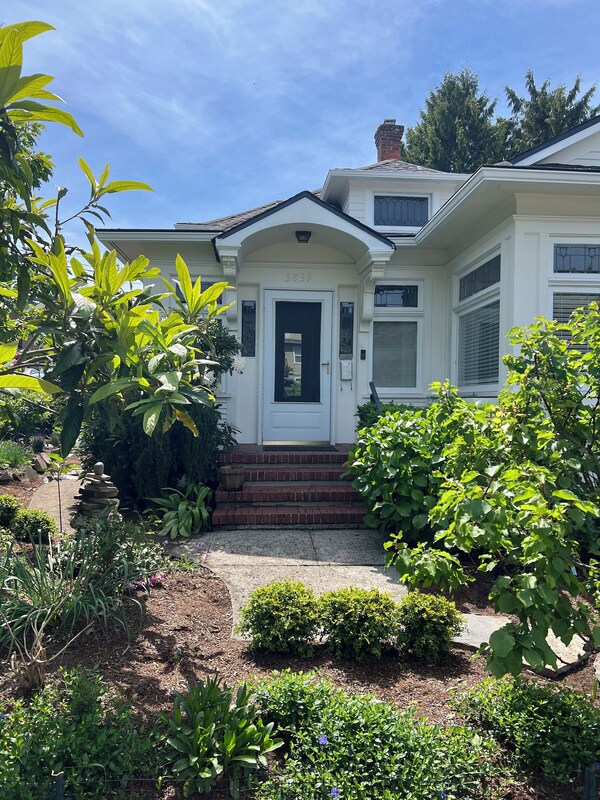 Convenient Location,  2 Bedroom. 1.5 Bath. Sleep 5. Wifi, Ac, Parking Available. - Bellevue, WA