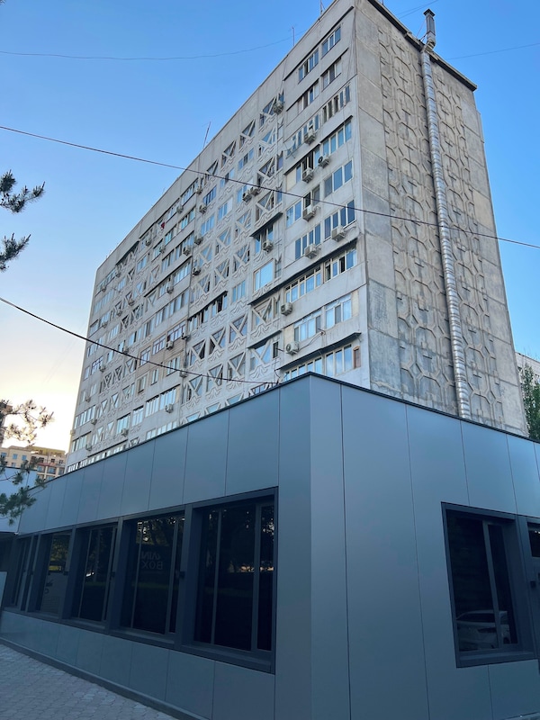 Cozy Downtown Apt W/ Wi-fi  1 Min From Railroad St, Balcony W/ Mountain View - Bishkek