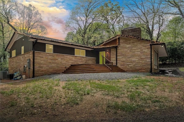 Newly Renovated Midcentury Home Is 4acres With Pond View Near Dixie Park - Raleigh, NC